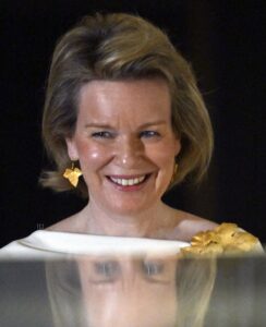 Queen Mathilde’s Gleaming Golden Brooch and Earrings