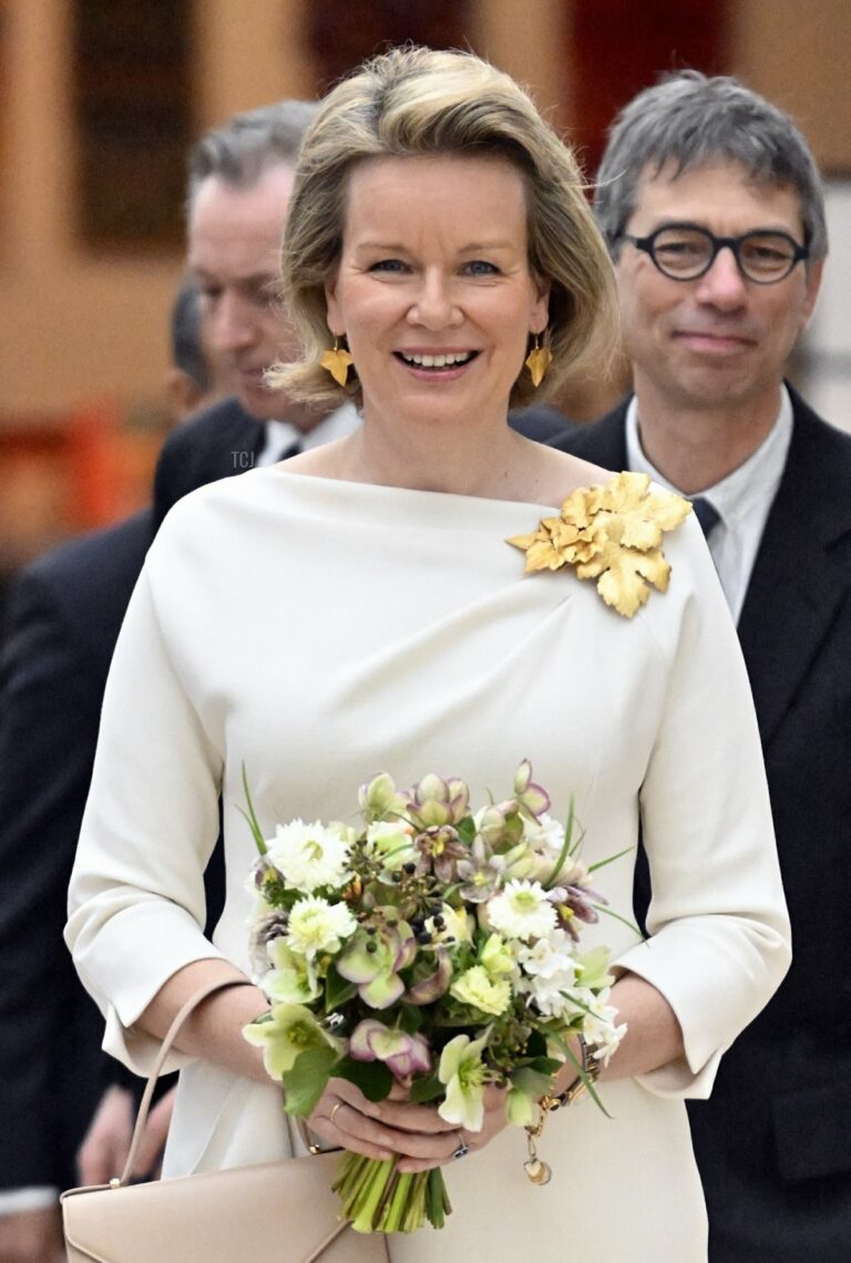Queen Mathilde’s Gleaming Golden Brooch and Earrings