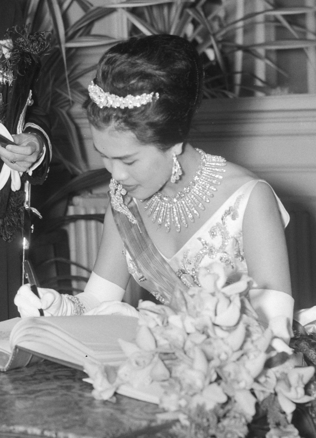 Queen Sirikit’s Elegant Royal Diamonds in the Netherlands