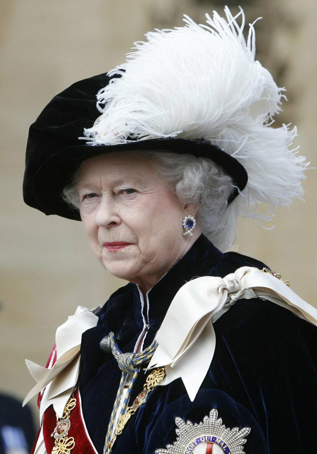 Queen Elizabeth II’s Glittering Diamonds and Sapphires from Dubai (Now ...