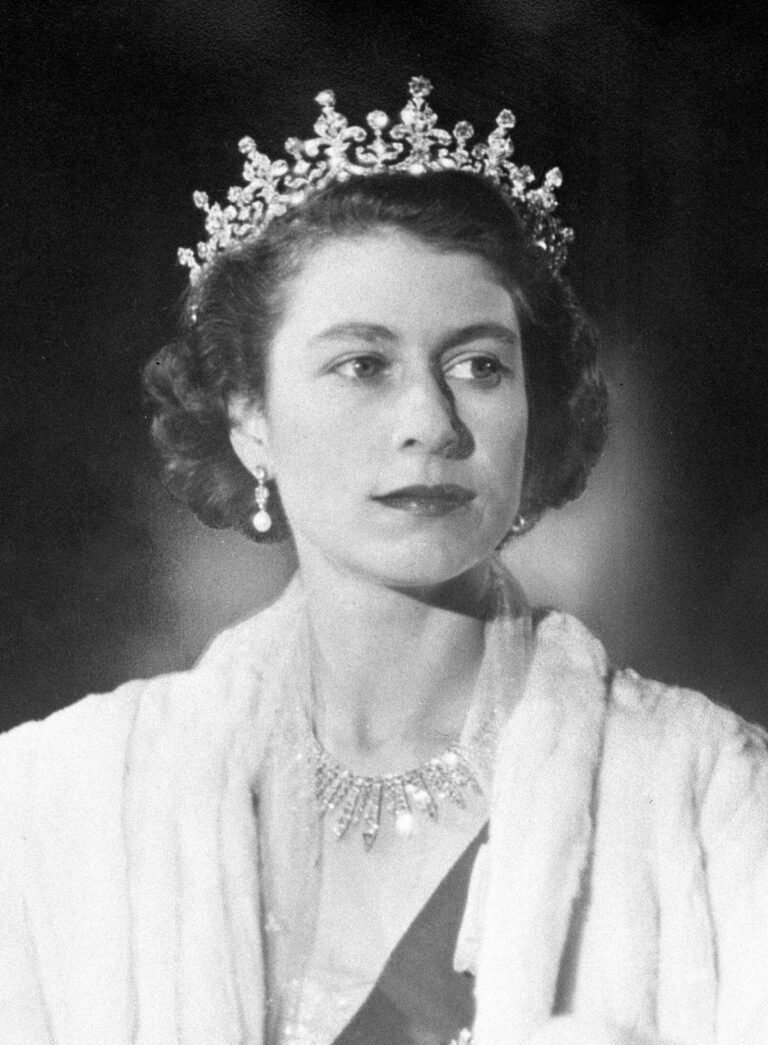 Queen Elizabeth II’s Pearls Gleam on the Princess of Wales for a ...