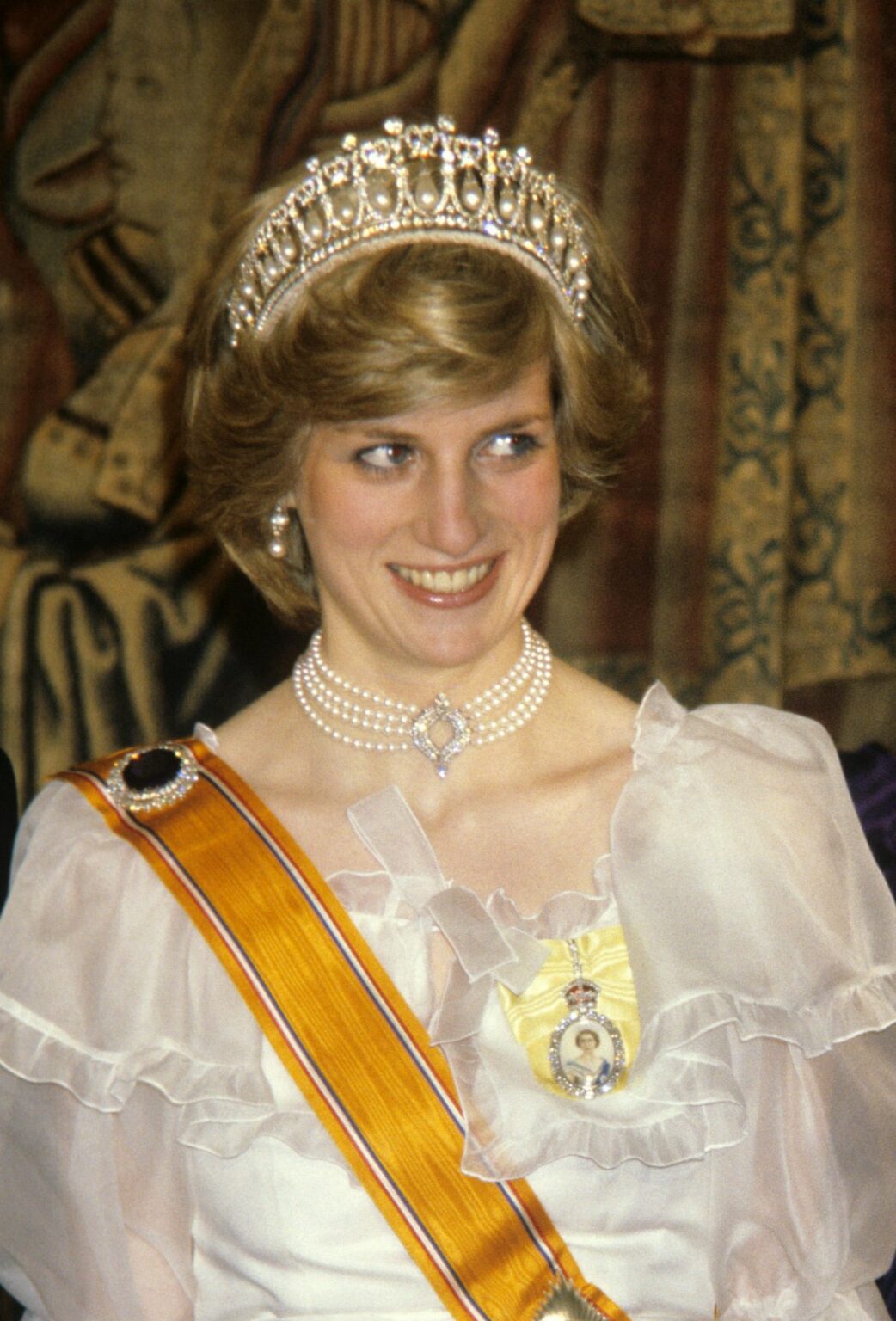 Queen Elizabeth II’s Pearls Gleam on the Princess of Wales for a ...