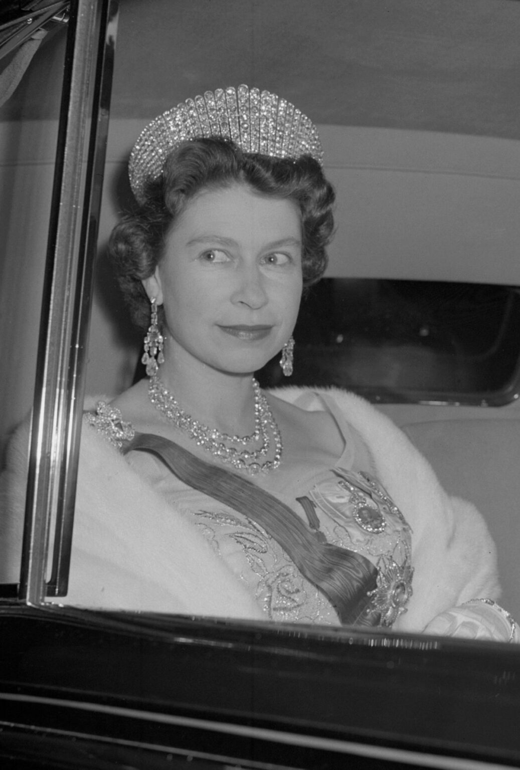 A Stunning Diamond Tiara Debut from Queen Camilla for the Qatari State ...