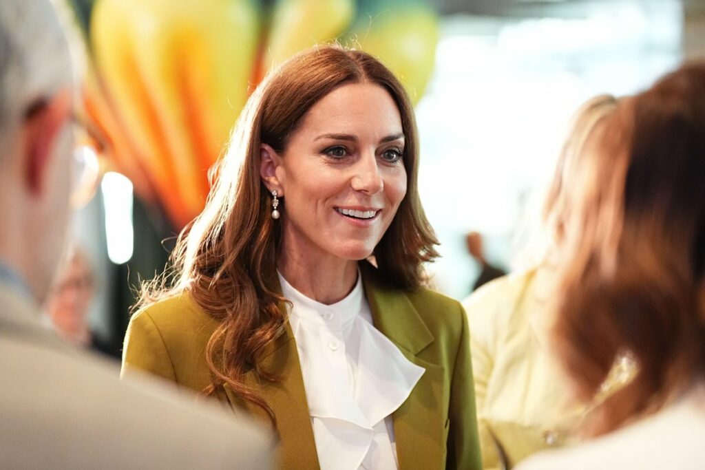 Queen Elizabeth II’s Pearls Gleam on the Princess of Wales for a ...